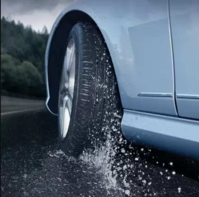 Impacto de la profundidad de la banda de rodamiento en el frenado sobre mojado